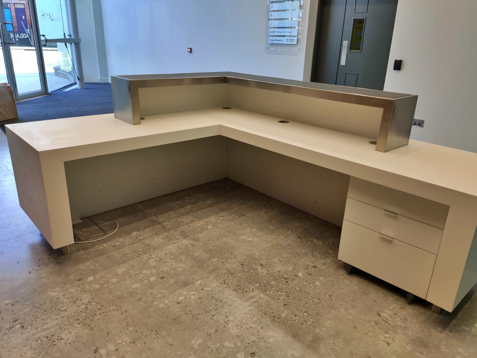 Contemporary Reception Desk Design and Installation - Bespoke Reception ...